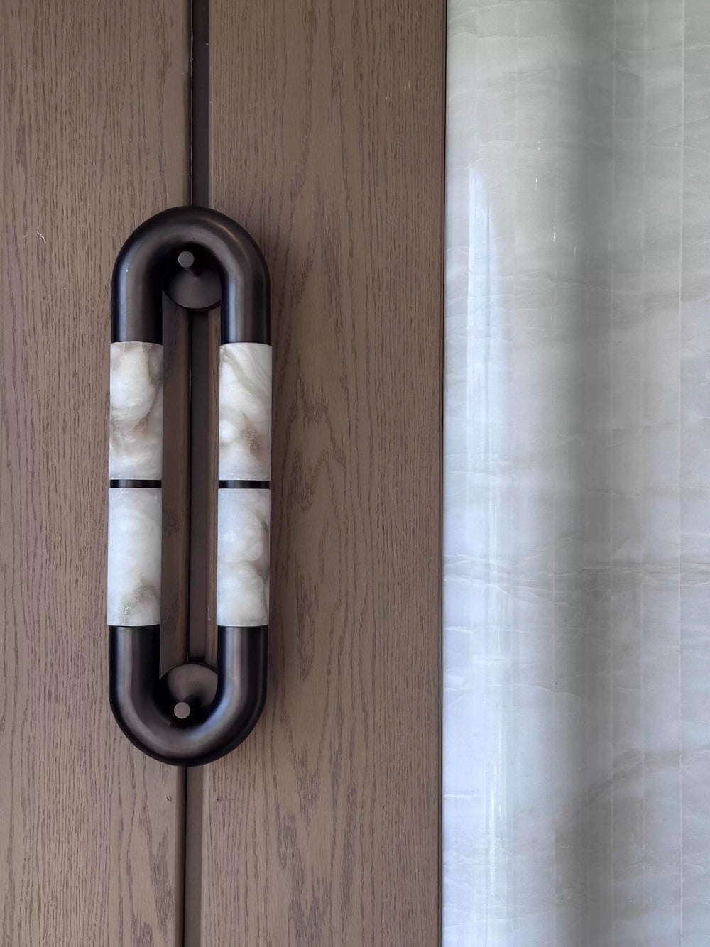 Alabaster Tube Wall Light with Black Steel – 54 cm Modern Sconce